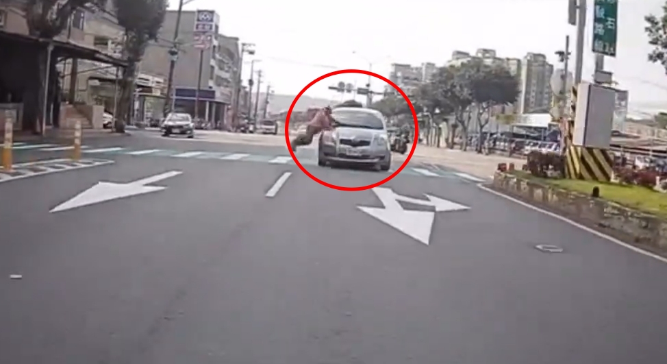 A柱擋視線？龜山小客車左轉撞飛7旬婦 驚險畫面曝 | 記者爆料網